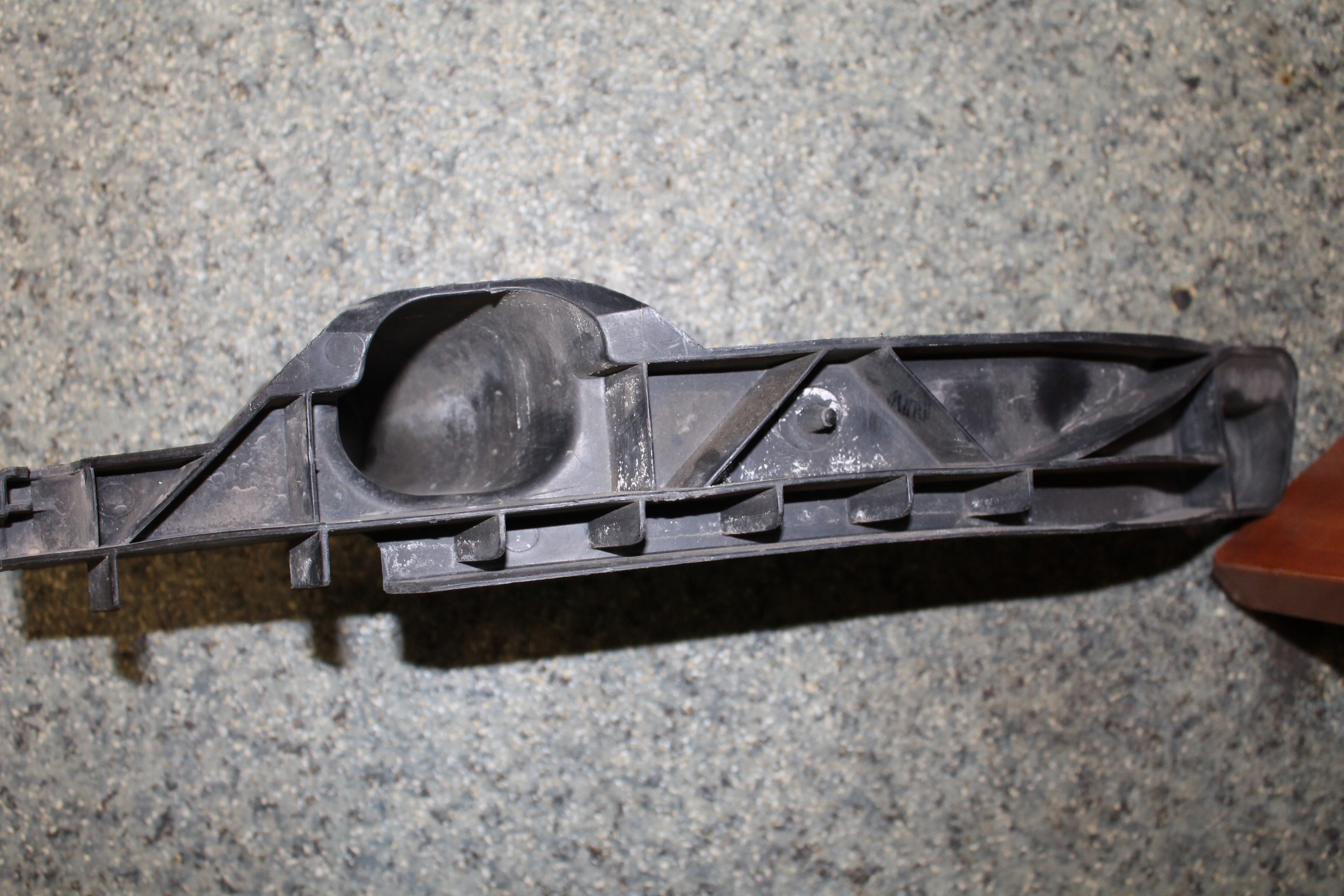 Купить 1K0807889B Направляющая бампера передняя левая с доставкой по России